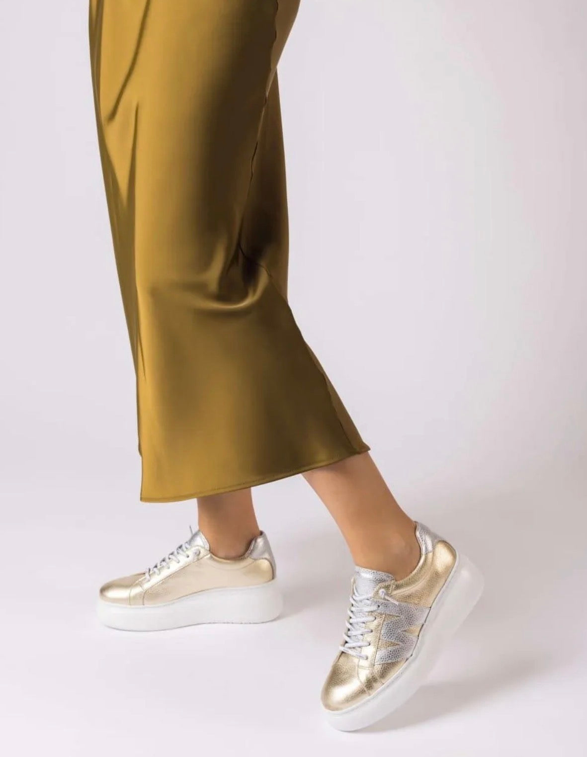 Wonders - A-2650 Gold Platform Trainer – Murphys Shoe Store Limited